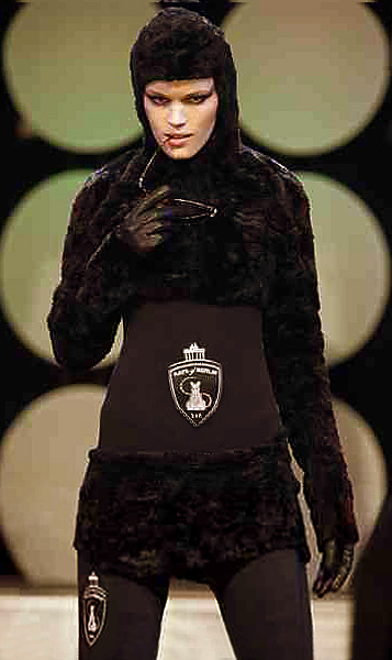 Das Laufsteg Modell Kristina in einer schwarzen Kombination mit Fell ...