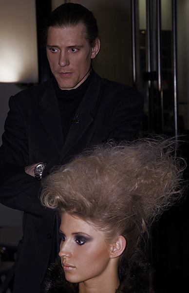 Das Laufsteg Modell Stefanie bei den Vorbereitungen ( Komplettierung ...