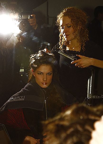 Das Laufsteg Modell Dwina mit einer Stilistin aus dem Hause Udo Walz ...